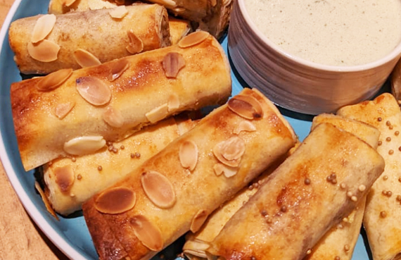 Rollitos de masa philo rellenos con pollo marroquí
